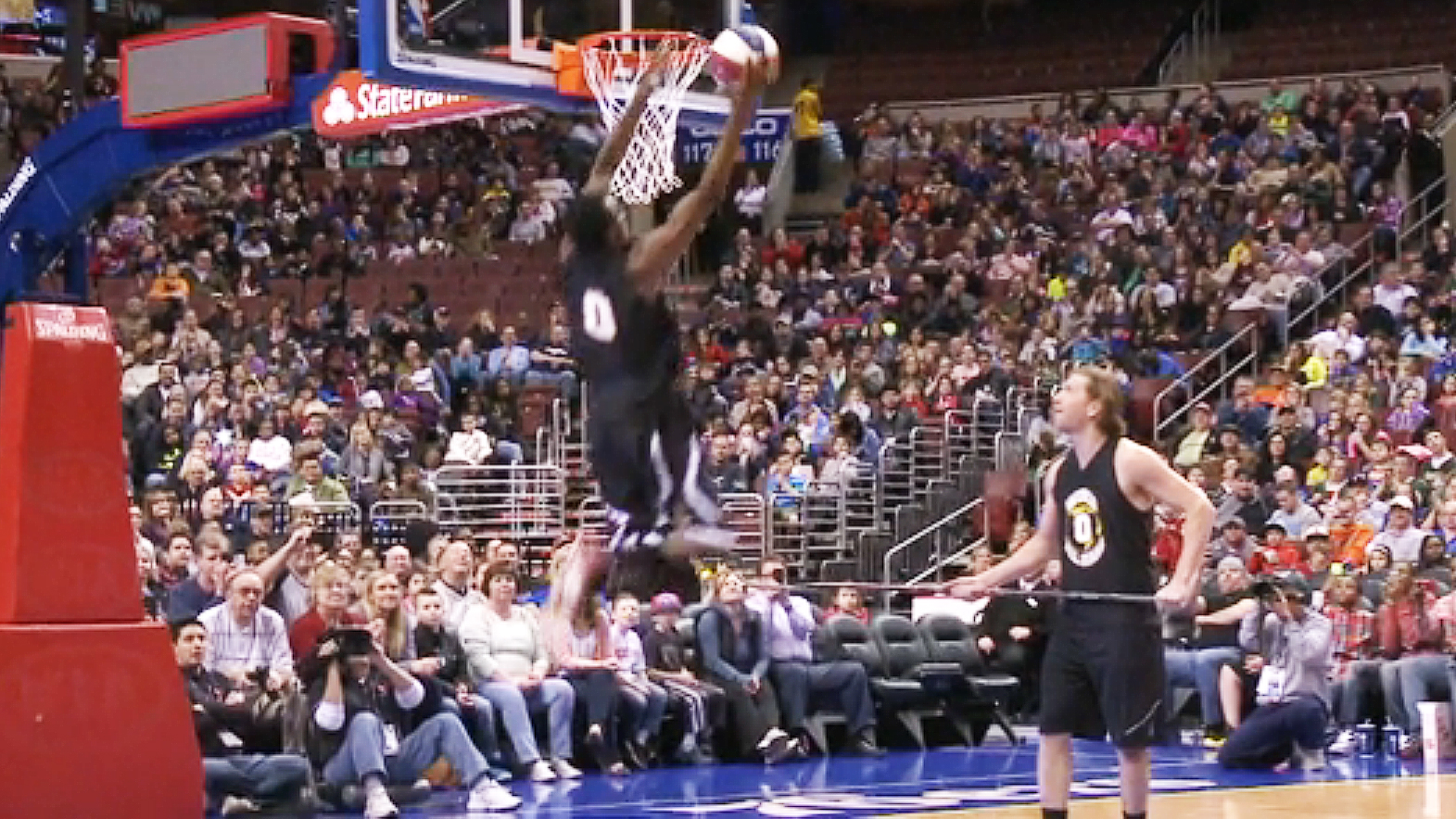 Gotta See It: Flyers dunk vs Globetrotters - Sportsnet.ca